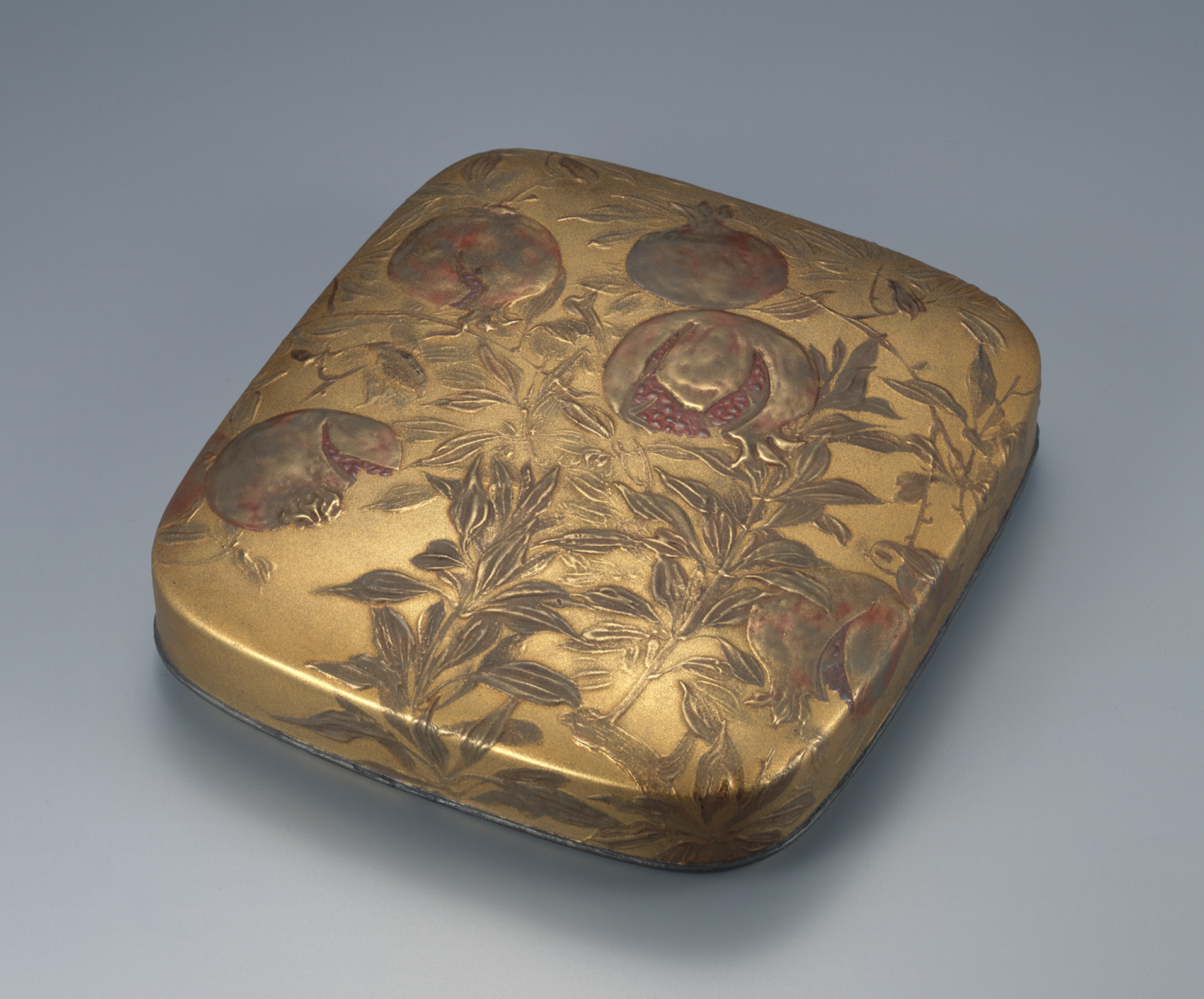 Inkstone case with pomegranate motifs, kanshitsu - National Crafts Museum